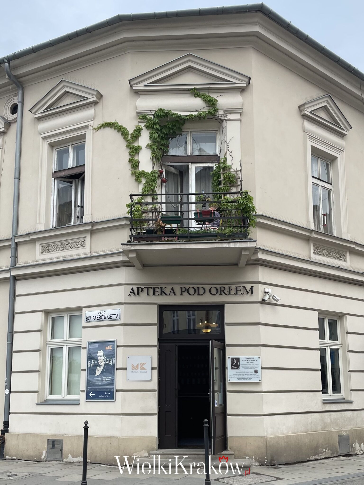 Plac Bohaterów Getta Kraków. Krzesła, zdjęcia, historia