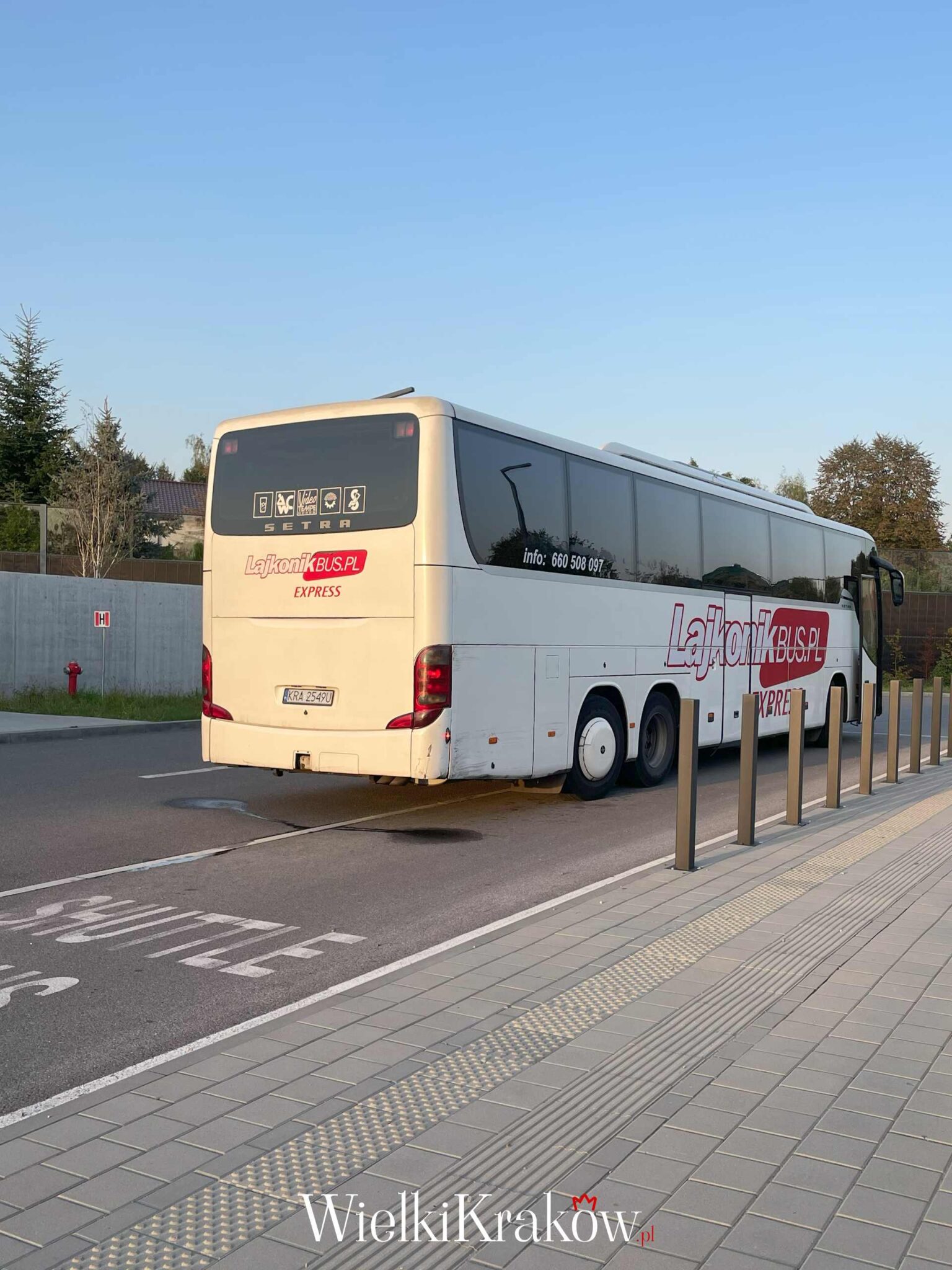 Kraków Auschwitz jak dojechać? Pociągi i autobusy ceny