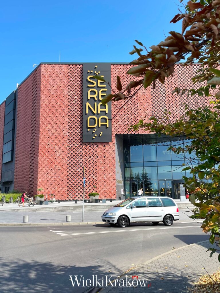 Seranada ile kosztuje parking? Czy jest darmowy parking